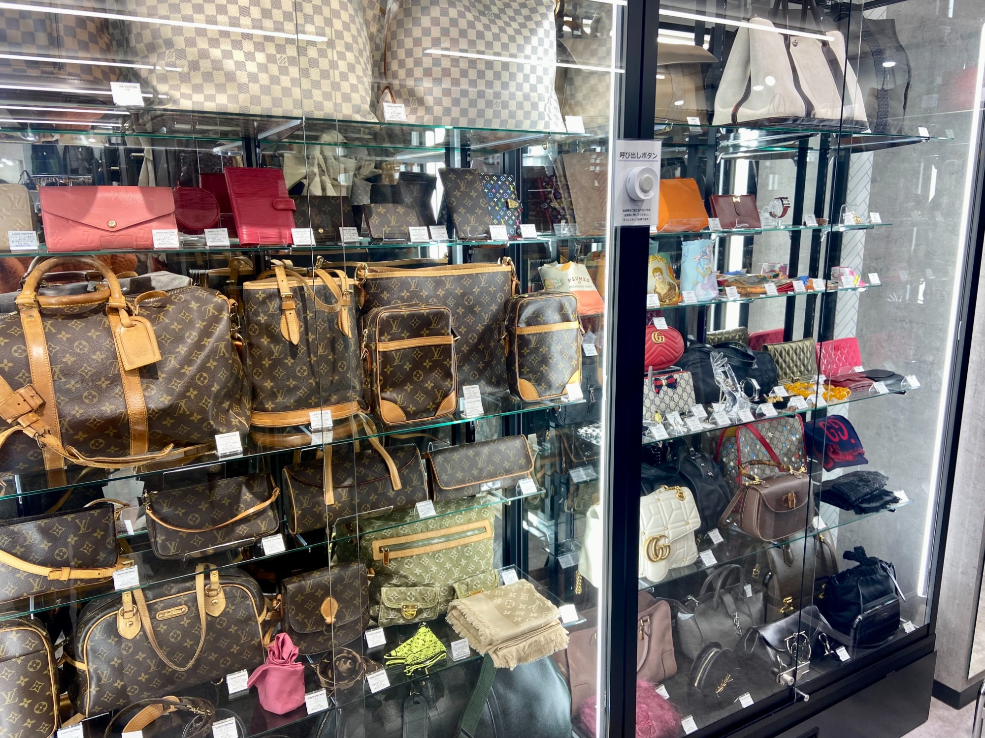 スタイル辻堂店】HERMES / エルメスより定番のスカーフ3点をご スタイル辻堂店】HERMES / エルメスより定番のスカーフ3点をご