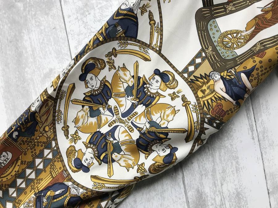 あの有名なHERMES/エルメスのスカーフをそのまま『着ることが あの有名なHERMES/エルメスのスカーフをそのまま『着ることが